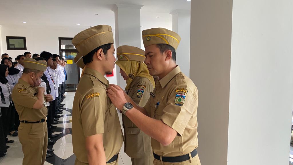 Kadiskominfo Jepara Sematkan Pin ASN BerAKHLAK